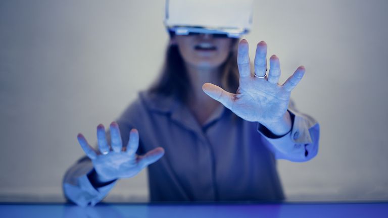 Novo estudo mapeia os perigos da realidade virtual no mundo real ...