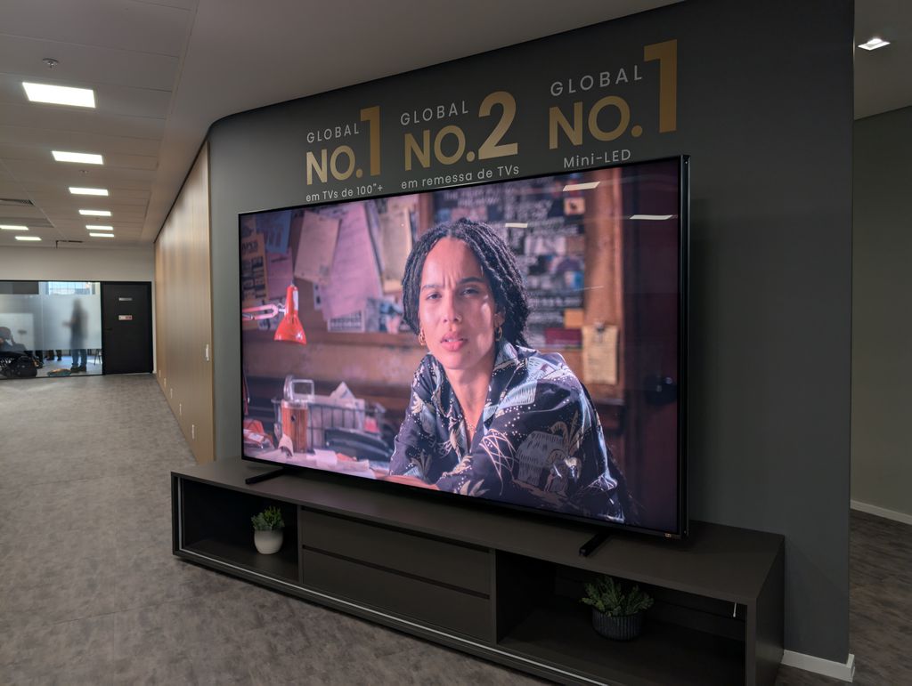 Hisense 116UX: A maior TV do mundo agora no Brasil com tecnologia inédita