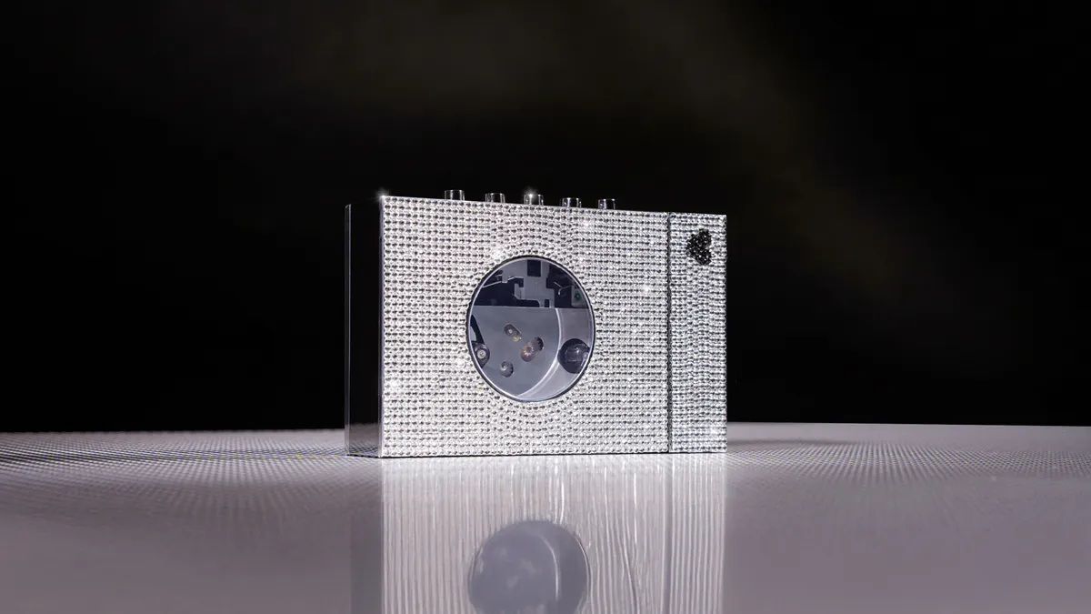 Walkman cravejado de cristais tem Bluetooth e bateria para 12h de ...