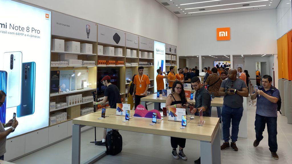 Confira alguns dos produtos à venda na segunda loja da Xiaomi em São ...