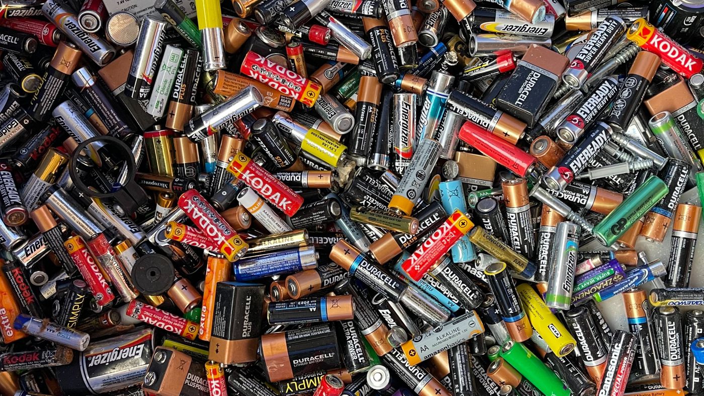 Como testar pilhas antigas ou com pouca energia - Canaltech