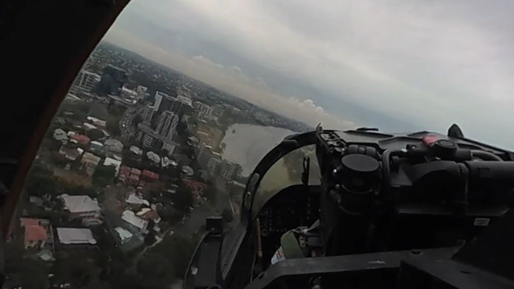 Como é dar um rasante em um caça F/A-18? Vídeo em 360º mostra - Canaltech Como é dar um rasante em um caça F/A-18? Vídeo em 360º mostra - Canaltech