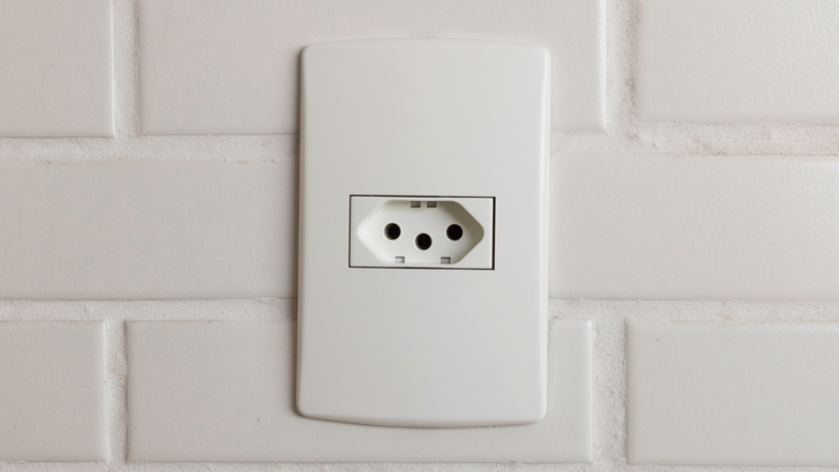 Por que o padrão de tomada do Brasil tem três pinos? - Canaltech