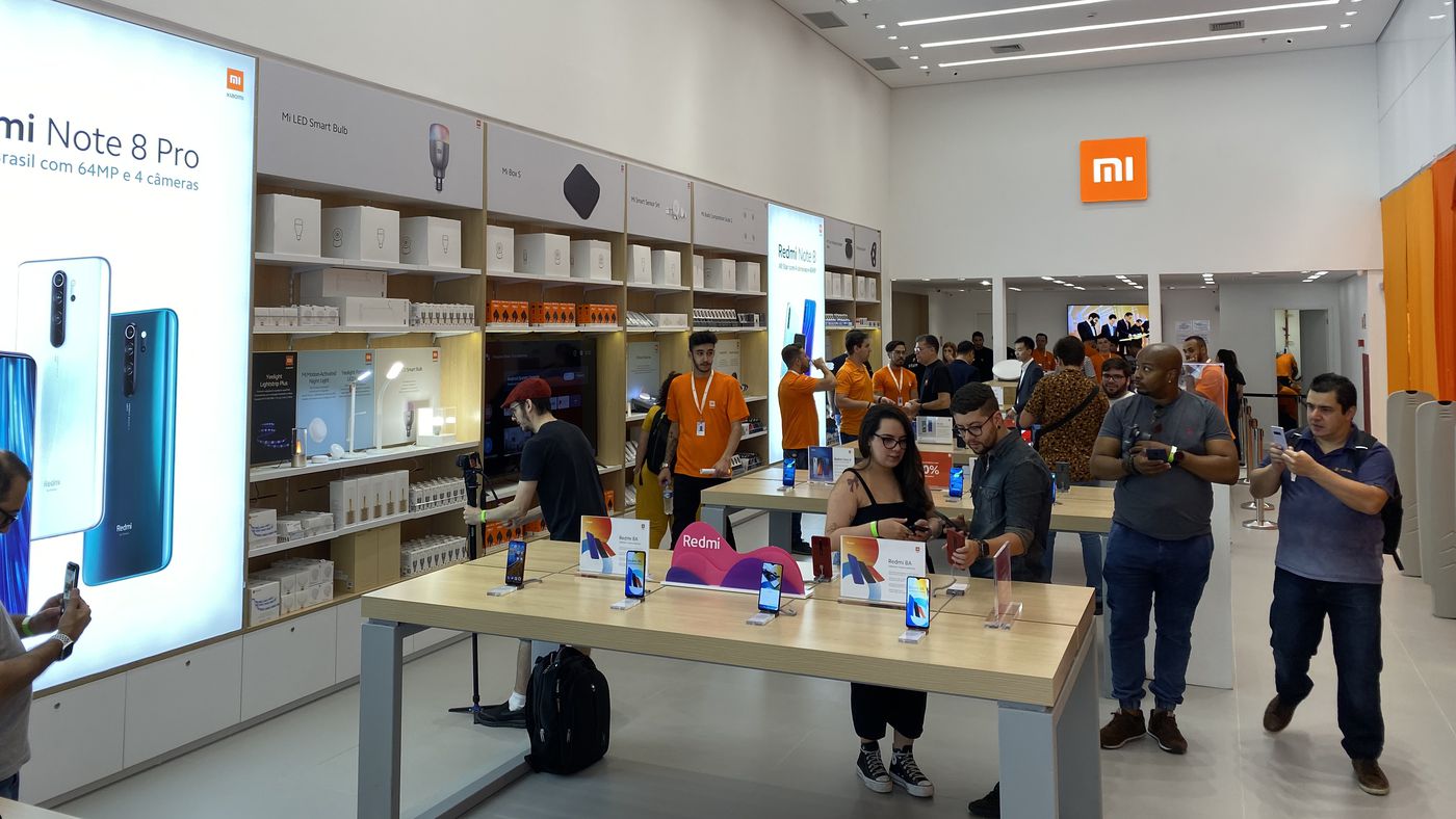 Confira alguns dos produtos à venda na segunda loja da Xiaomi em São ...