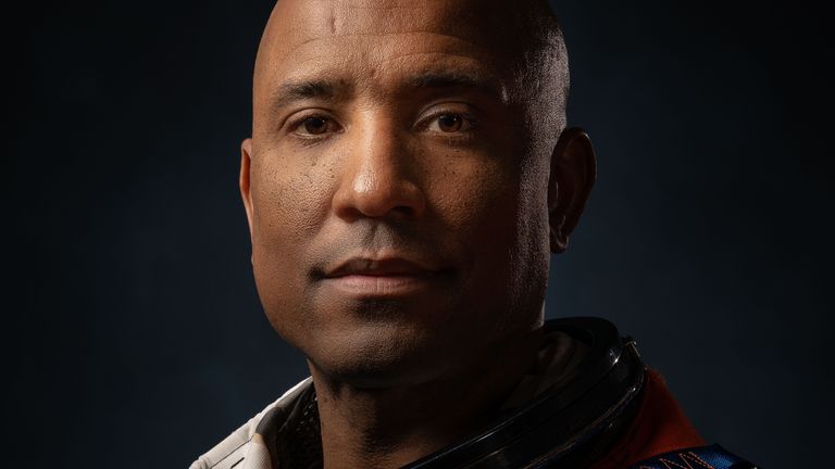 Quem é Victor Glover, astronauta da Crew-1 que vai à Lua em 2024 ...