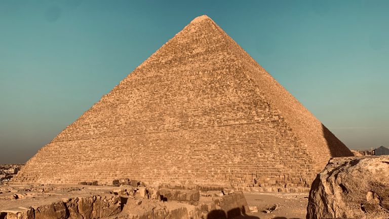 Pirâmide de Gizé no Egito não tem só 4 lados; então quantos ela tem ...