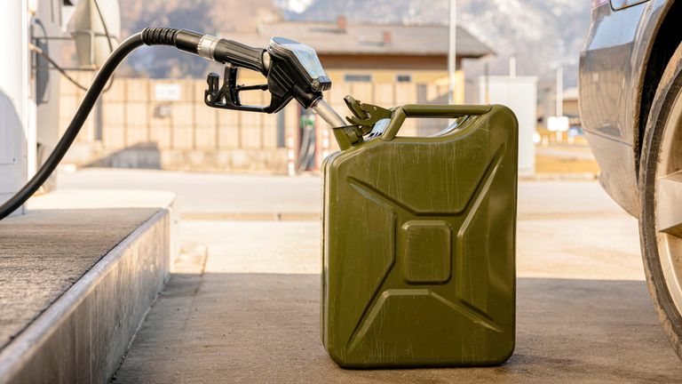 Como saber e o que fazer quando o carro está com gasolina adulterada ...