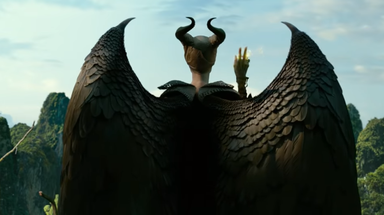 Angelina Jolie e Michelle Pfeifer se enfrentam em novo trailer de ...
