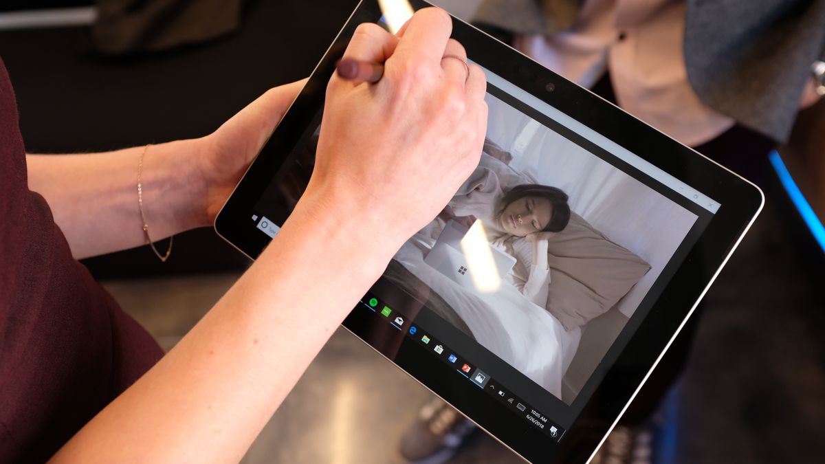 Conheça o Surface Go, novo tablet com preço acessível da Microsoft ...