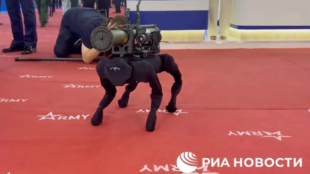 Cão-robô russo exibido com lança-foguetes nas costas é vendido no ...