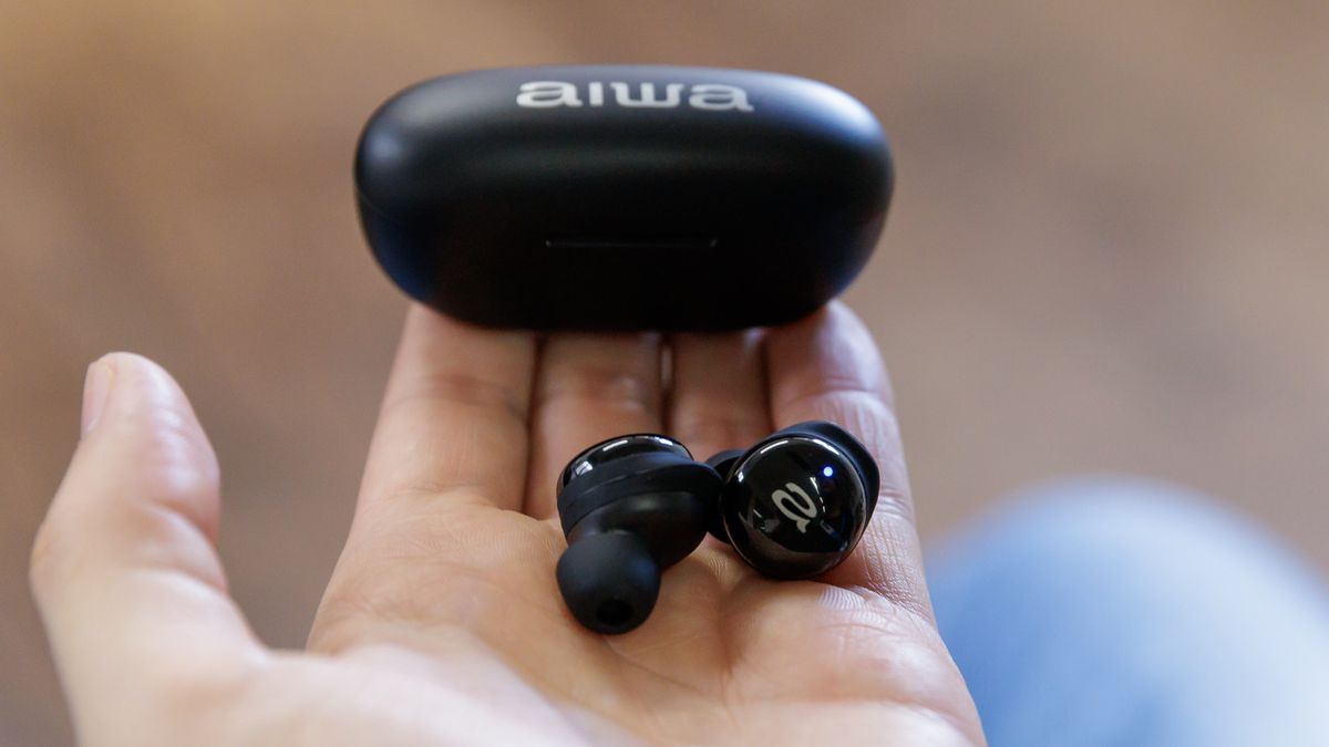 Review Aiwa AWS-EB-02-B | Fone de ouvido buds com boa bateria - Canaltech