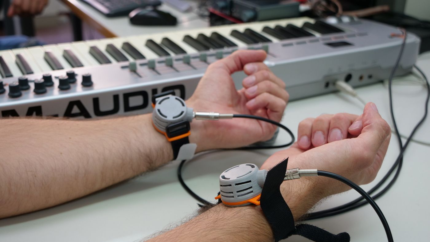 Novo equipamento permite que surdos sintam a música na pele - Canaltech