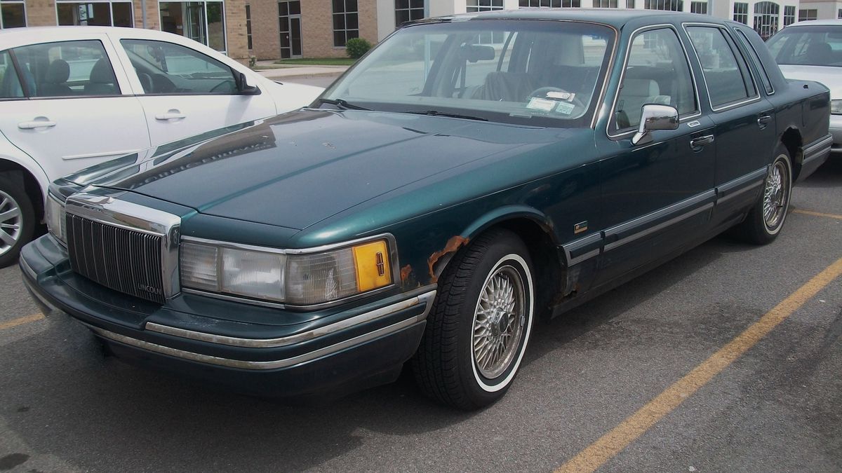 Lincoln Town Car | Conheça o sedan luxuoso que era xodó de Silvio ...