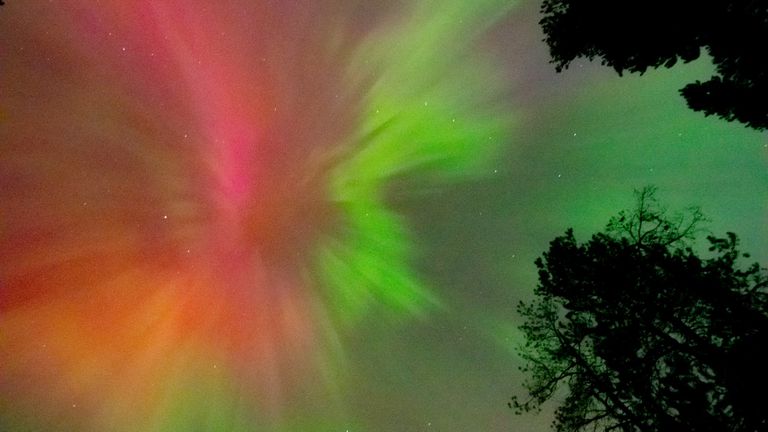 Tempestades solares intensas geram auroras raramente vistas nos últimos ...