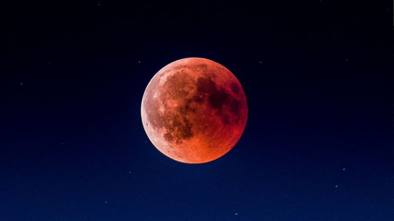 Lua de Sangue | Eclipse lunar total acontece no domingo (7); saiba como assistir - Canaltech