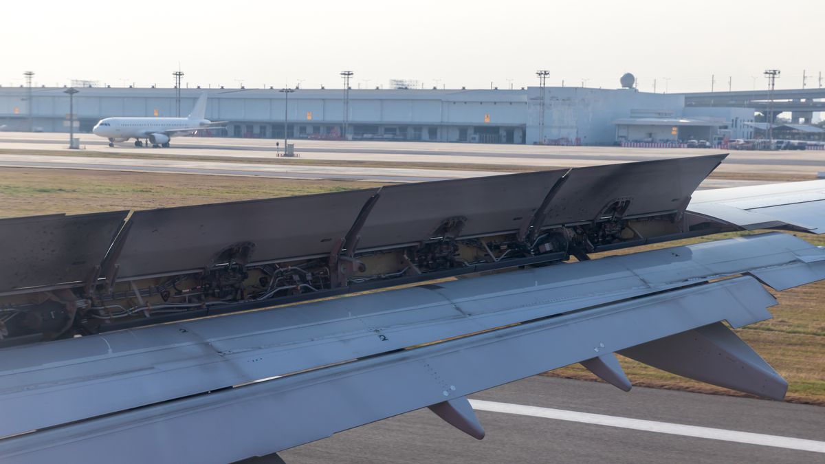 O que são e como funcionam os spoilers e slats das asas de um avião ...